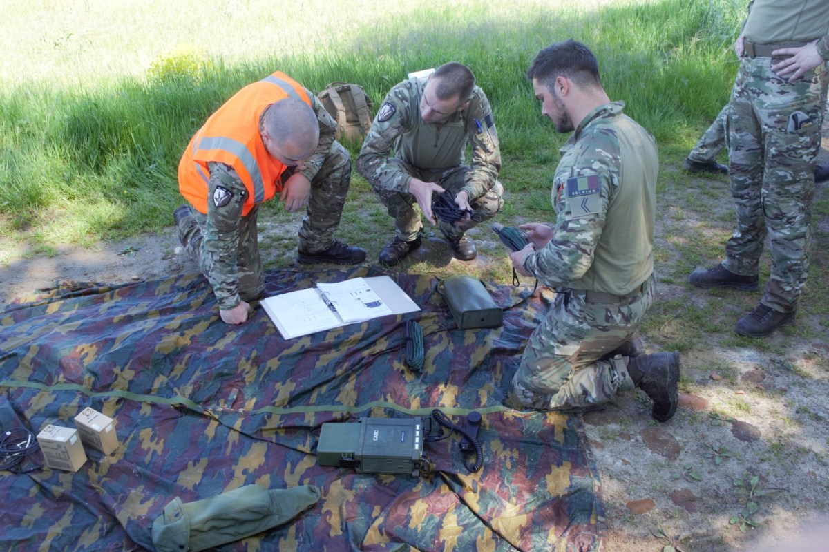 Entraînement aux transmissions en altitude pour le 10 Group CIS dans ...